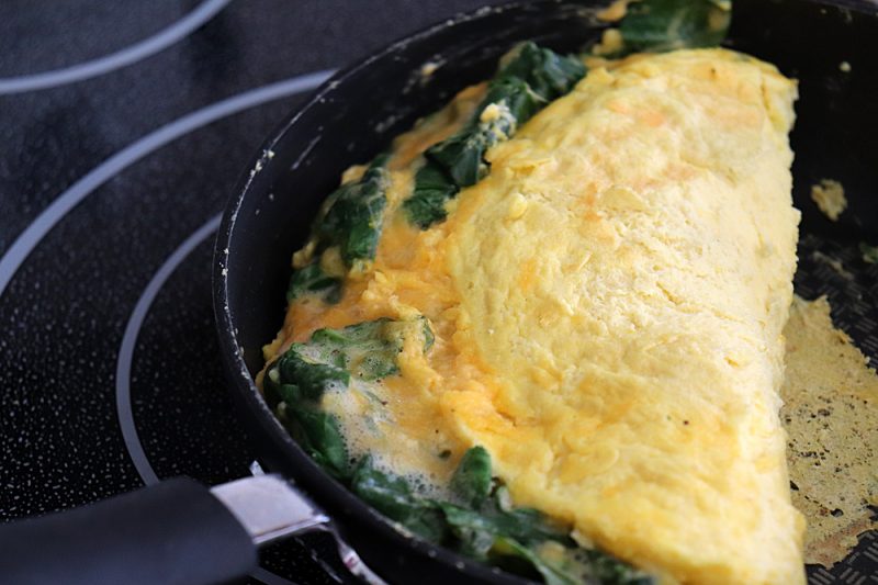 Easy Cheesy Spinach Omelet Recipe - CookNovel.com